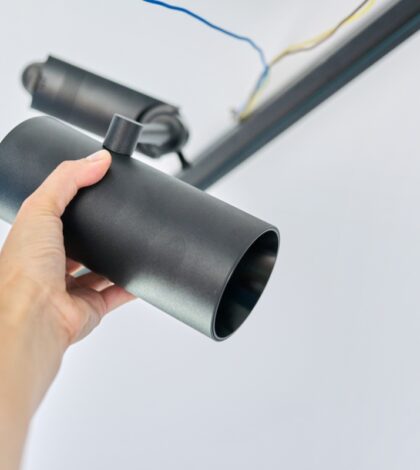 Pourquoi les spots sur rail sont intéressants pour un showroom ? - Next ...